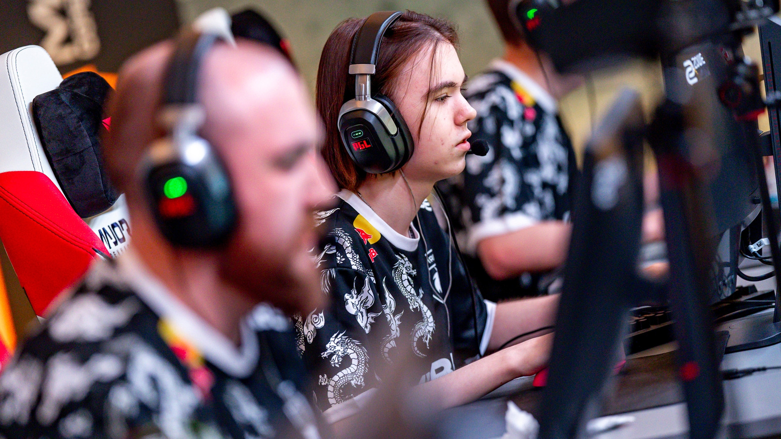 Donk и sh1ro назвали самые красивые скины в CS 2. CS 2 News