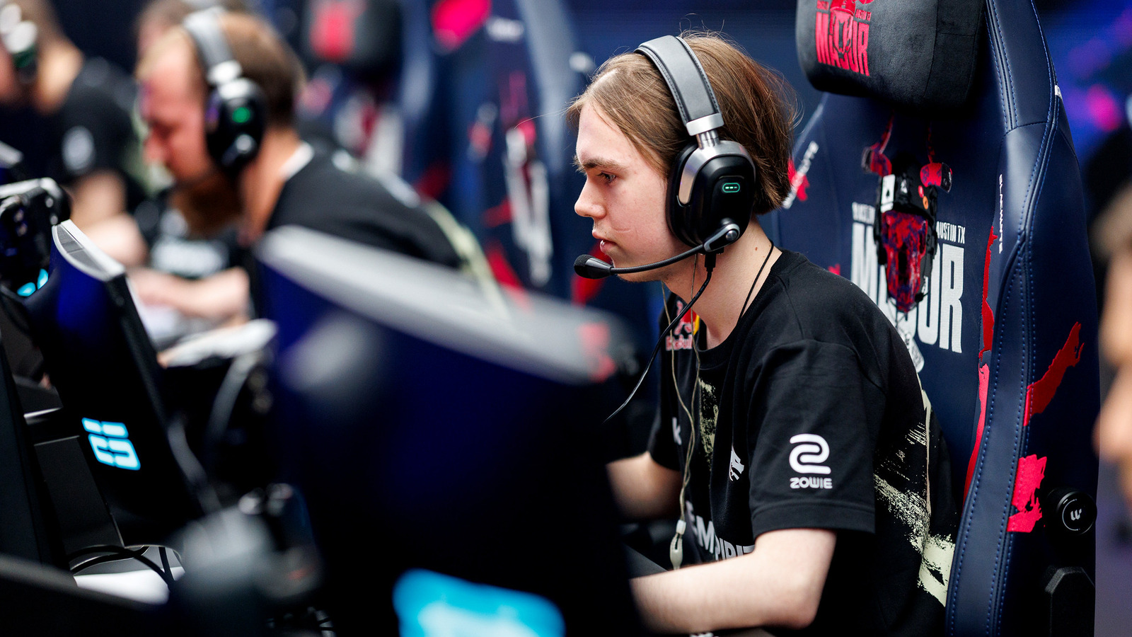 Donk обновил три личных антирекорда в матче с G2. Spirit всё равно ...